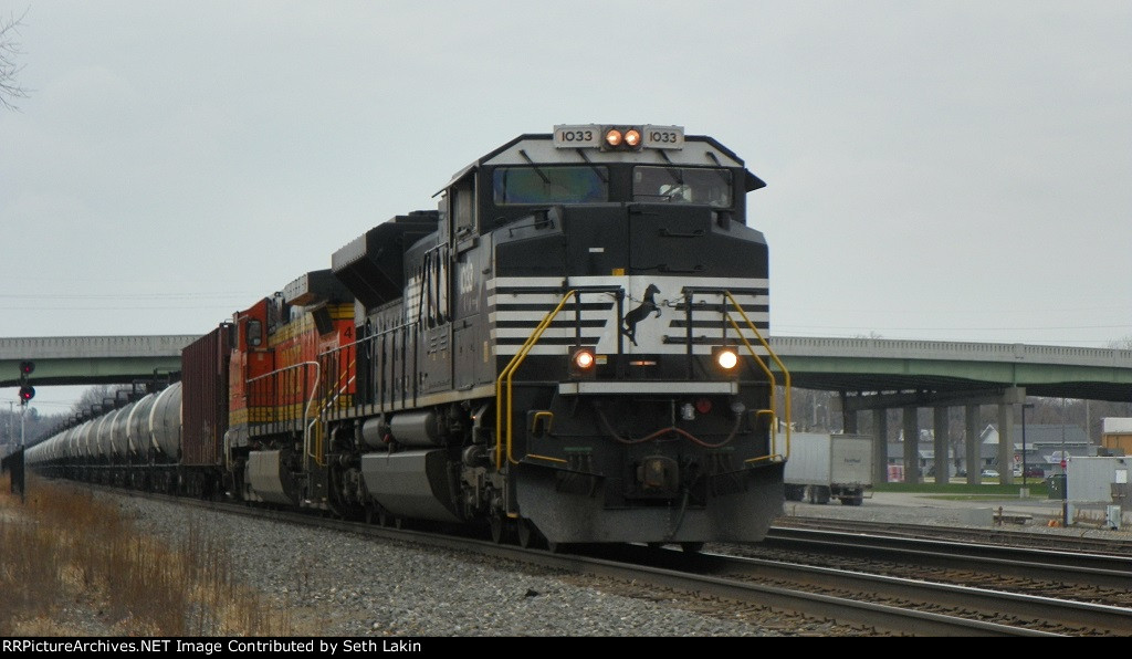 NS 1033 on train Z4R